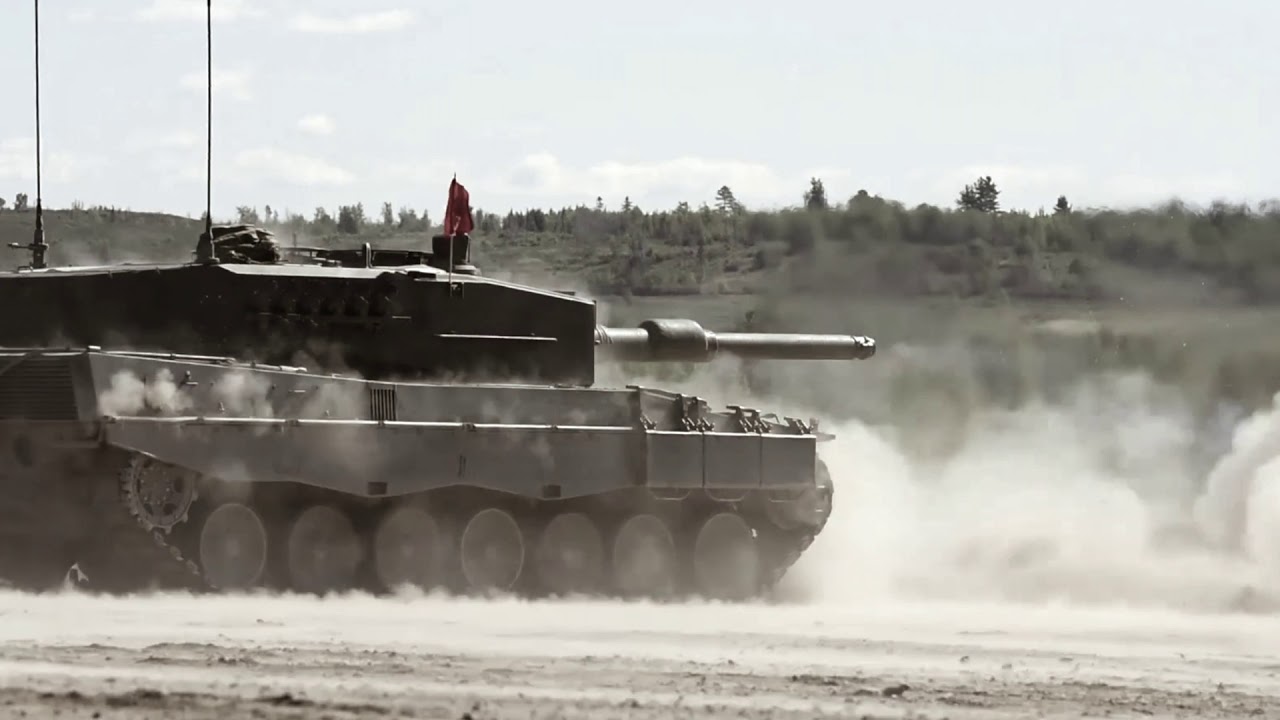 Leopard 2 A4 firing on range - YouTube