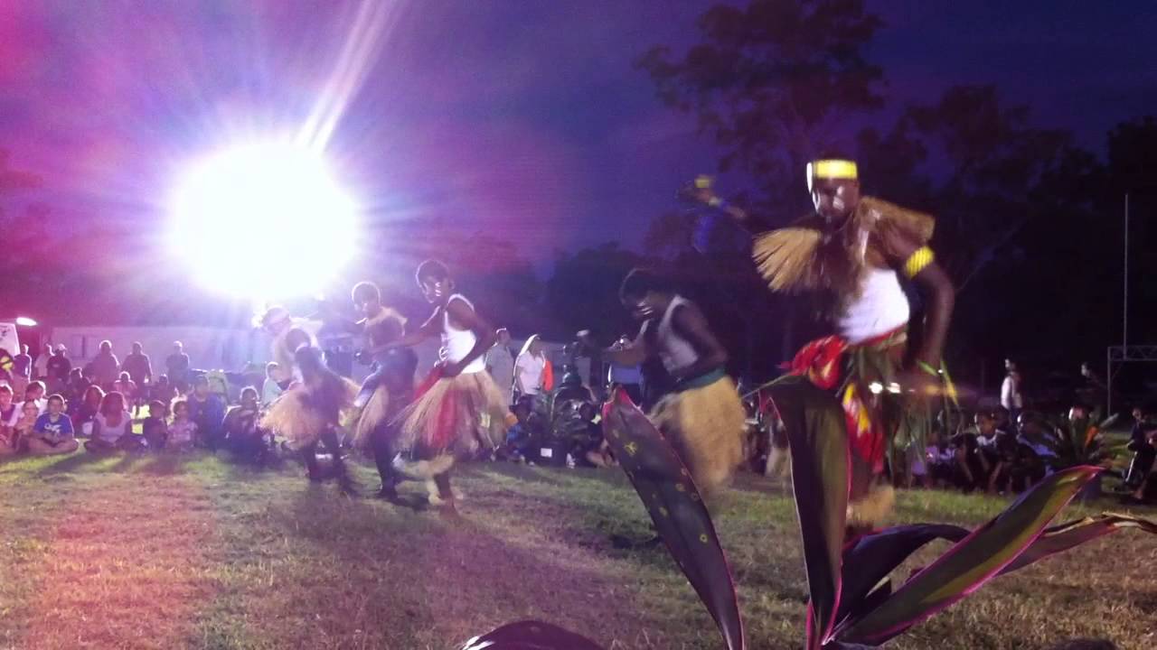Bamaga Berlibal dance troop, - Naidoc Weipa 2011 part 4 - YouTube