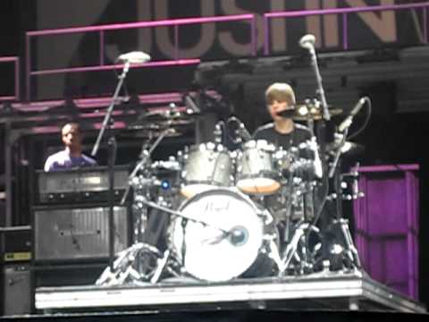 Justin Bieber Playing the Drums - YouTube