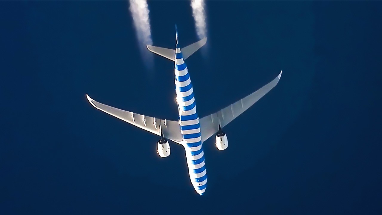 HIGH ALTITUDE PLANESPOTTING Contrails in Autumn | Condor Blue sea ...