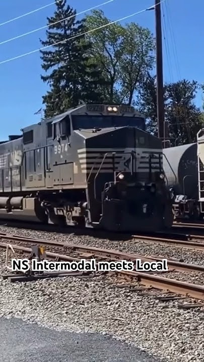 NS 28X Meets H24 Hershey, PA Harrisburg Line #railfanning #railway #railroad #train #ns - YouTube