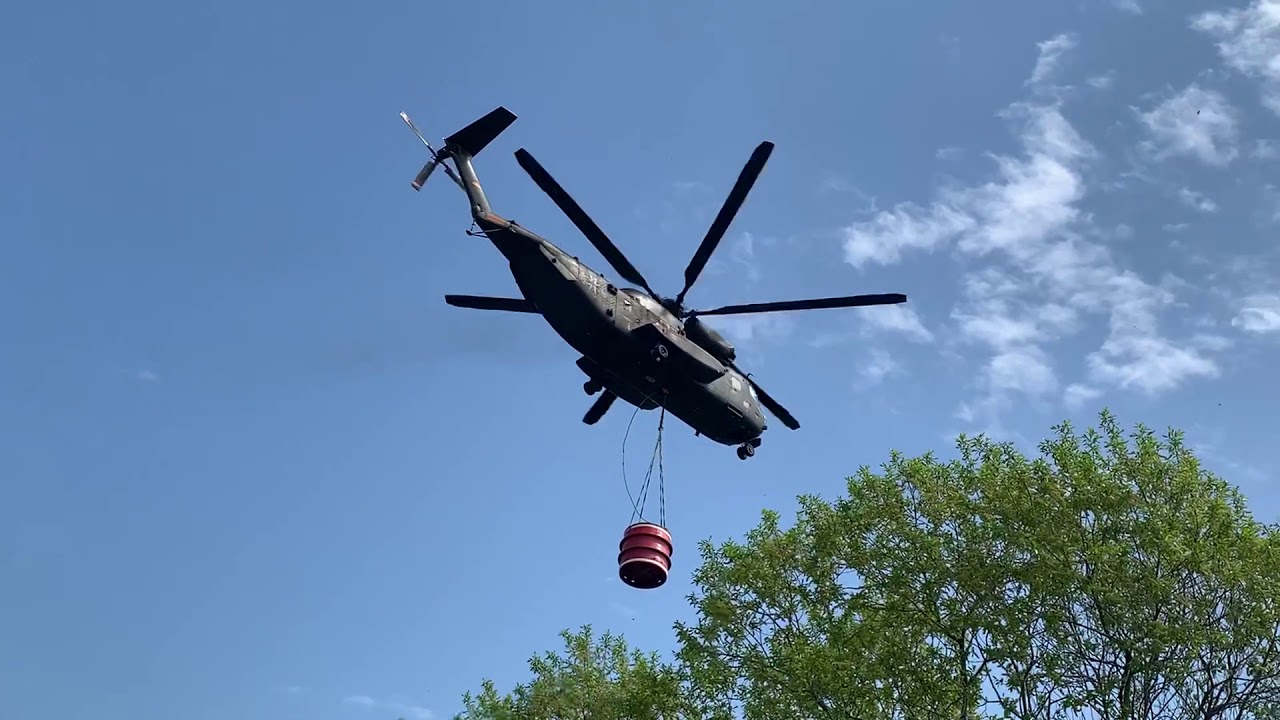 Bundeswehr-Hubschrauber tankt Wasser beim Hartensbergsee - YouTube