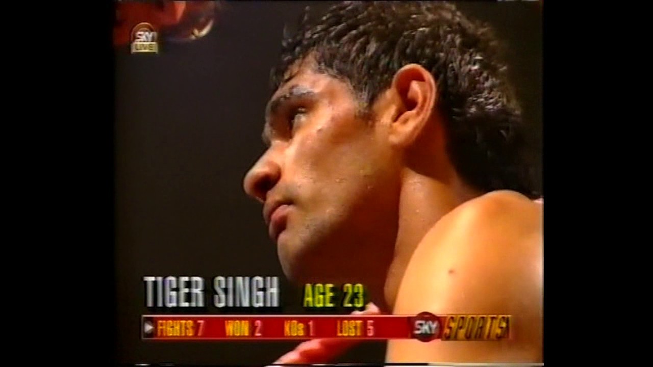 Keith Knox vs Tiger Singh - YouTube