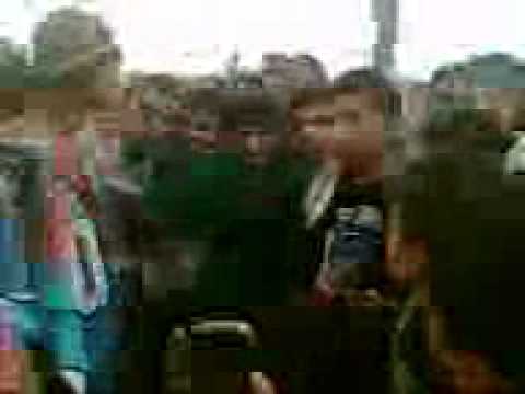 sherif omeri جمهور ديرك يهجمون على الفنان شريف اومري.mpg