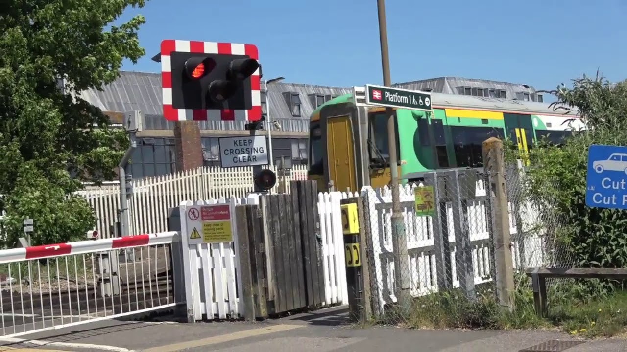 Polegate Level Crossing - YouTube