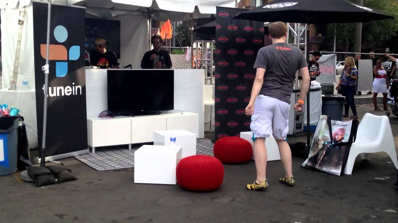 Drunk guy dancing at E3 2013 - YouTube