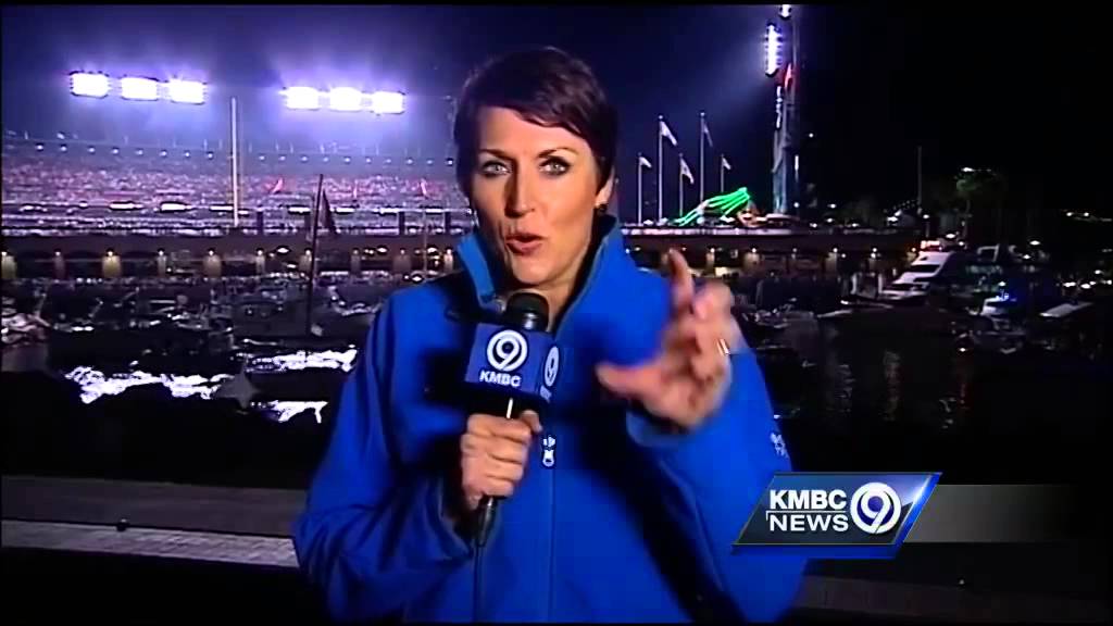 KMBC's Lara Moritz rides a kayak in McCovey Cove - YouTube