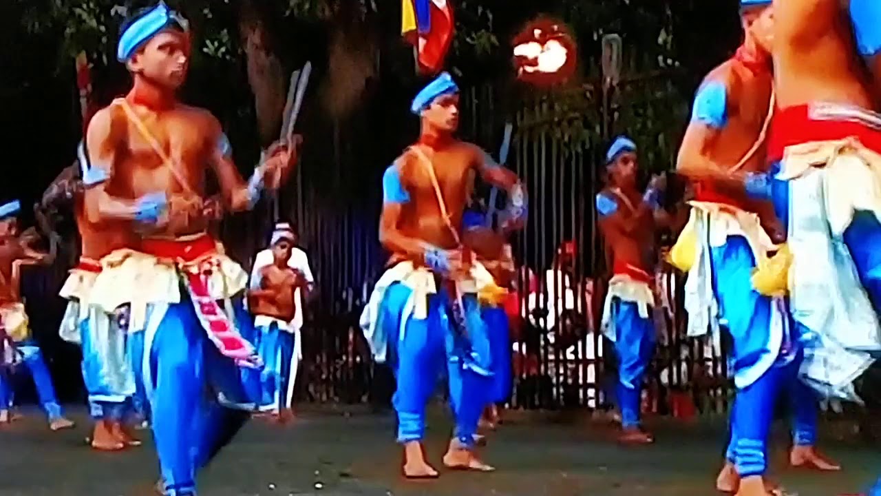 Lee Keli Dance at Kandy Perahera.🇱🇰. Lali Bro. - YouTube