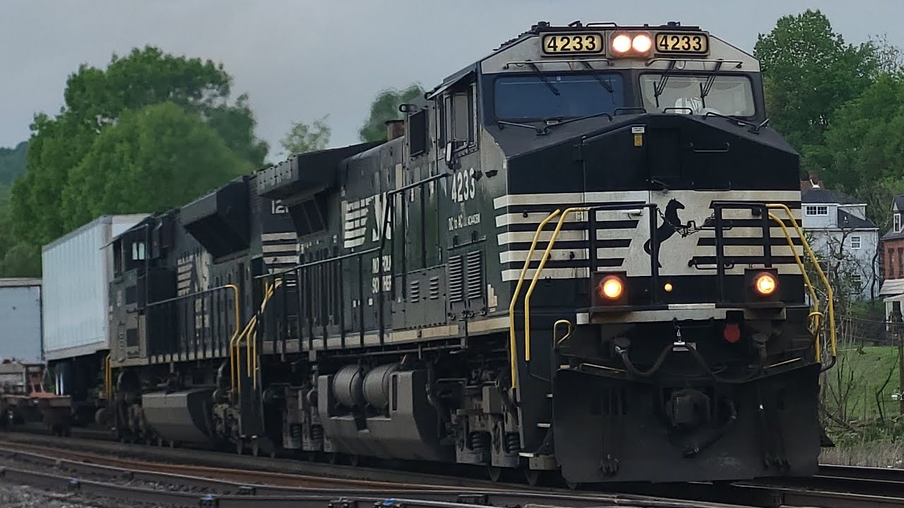 NS 4233 Leads 28V w/ Hornshow Through Jeanette, PA | 5-5-24 - YouTube