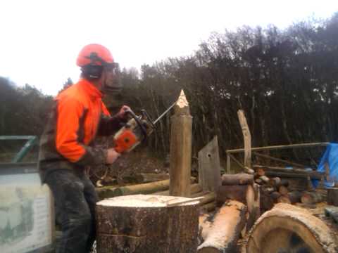 5 minute Chainsaw Christmas tree - YouTube