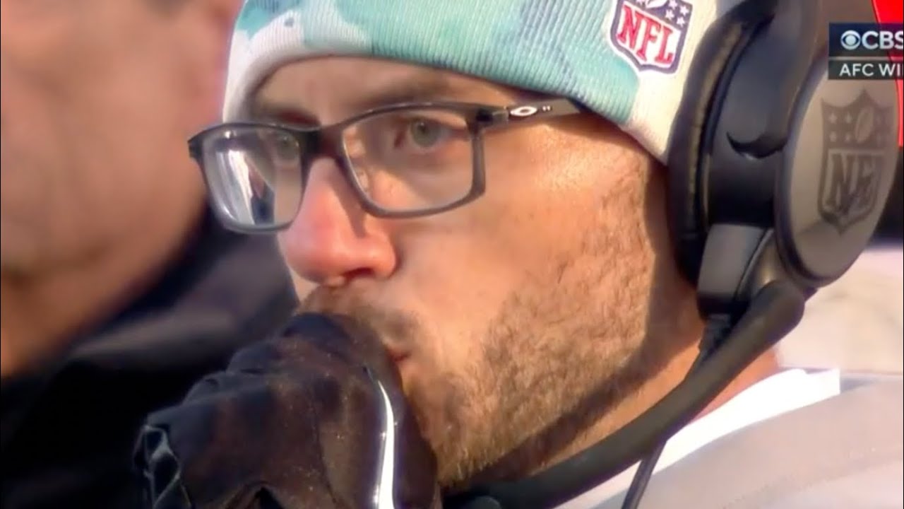 Dolphins Head Coach Mike McDaniel Hits Vape on Sidelines 🤣💨 - YouTube