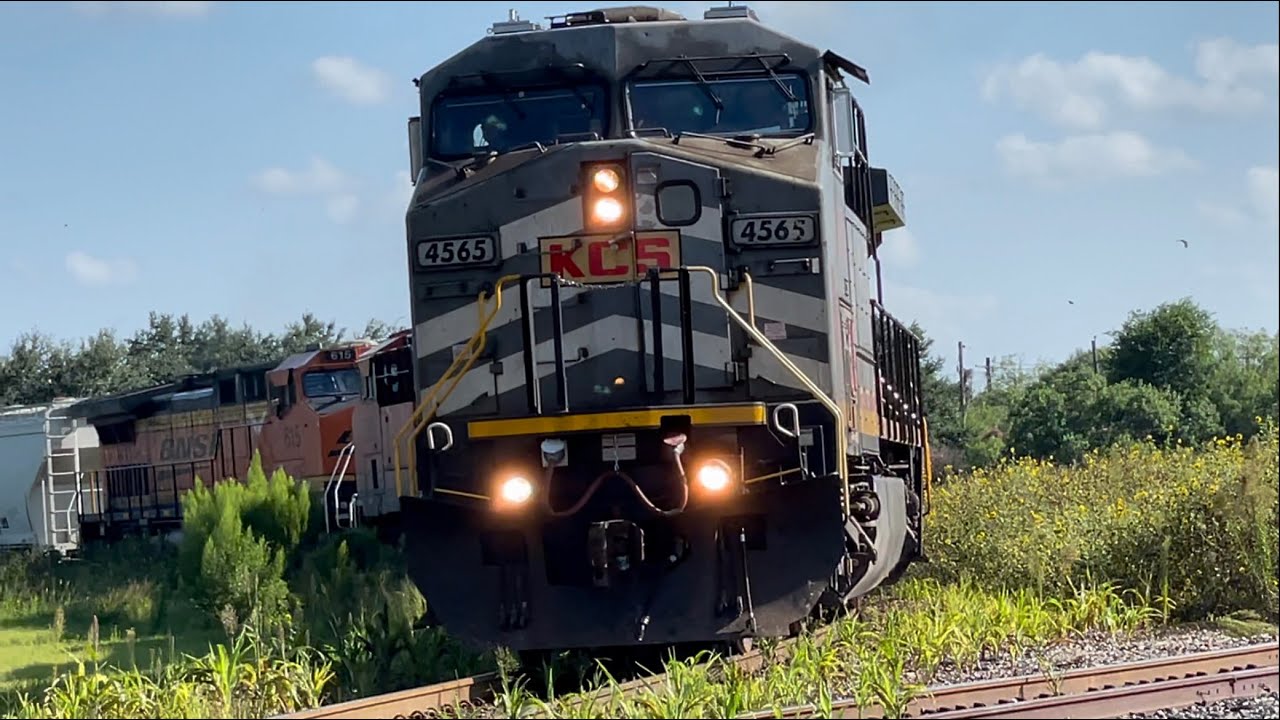 KCSM Grey Ghost Leader! KCSM 4565 Grey Ghost AC44CW Leads H-LARSVL - YouTube