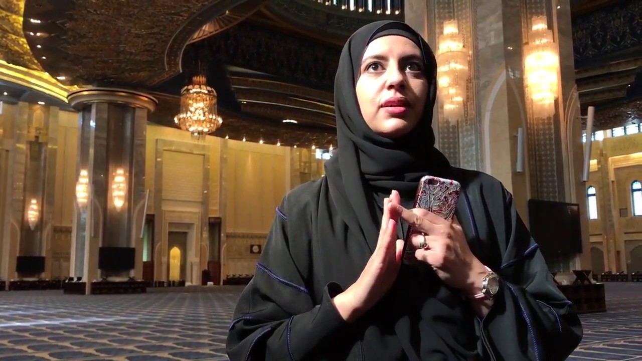 Tour guide speaking at the Grand Mosque in Kuwait City - YouTube