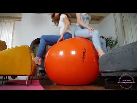 Duo girls bouncing on two amazing playful exercise balls!🤩🥰