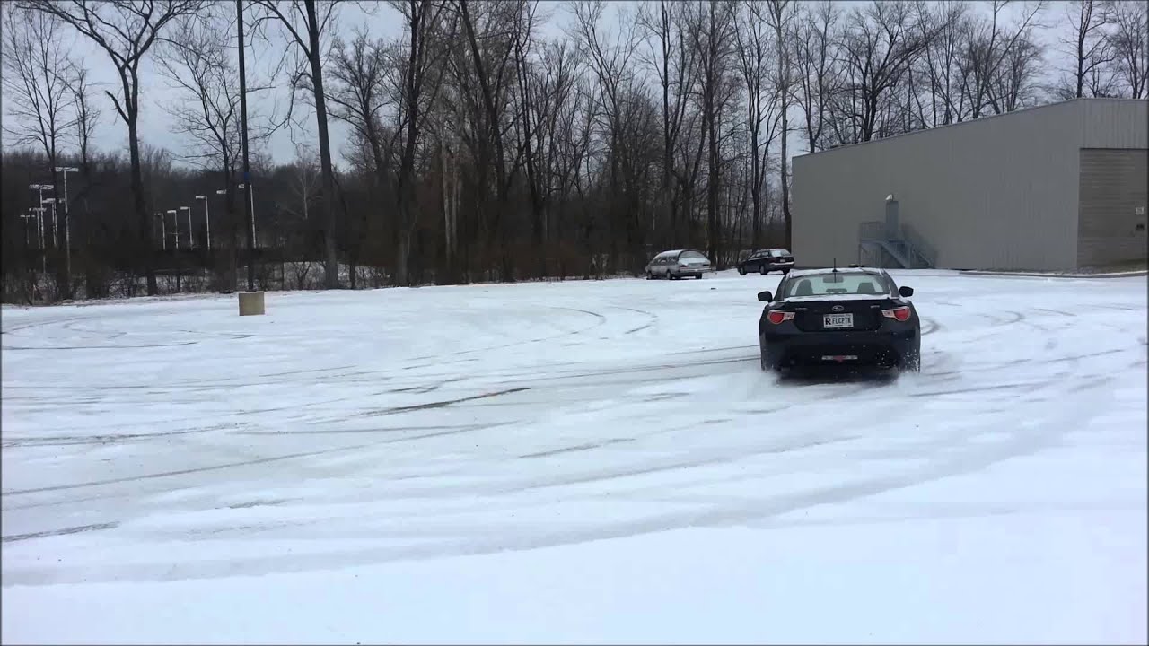 Subaru BRZ drifting in the snow - YouTube