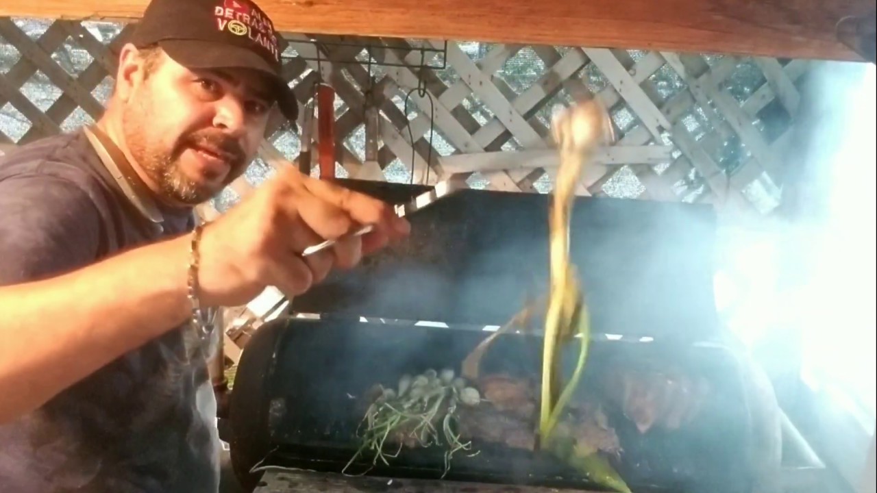 Parrillada con cebollas de rabo, costillas, salchichas - YouTube