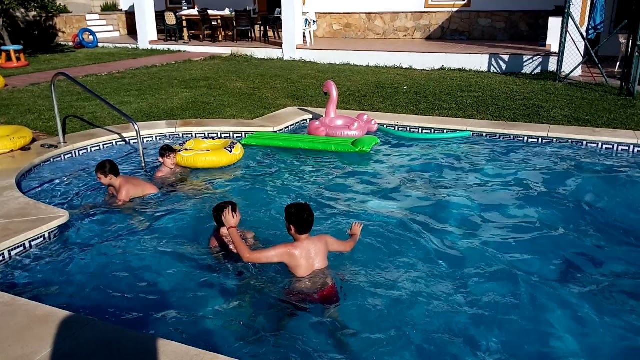 Concurso de saltos en piscina - YouTube