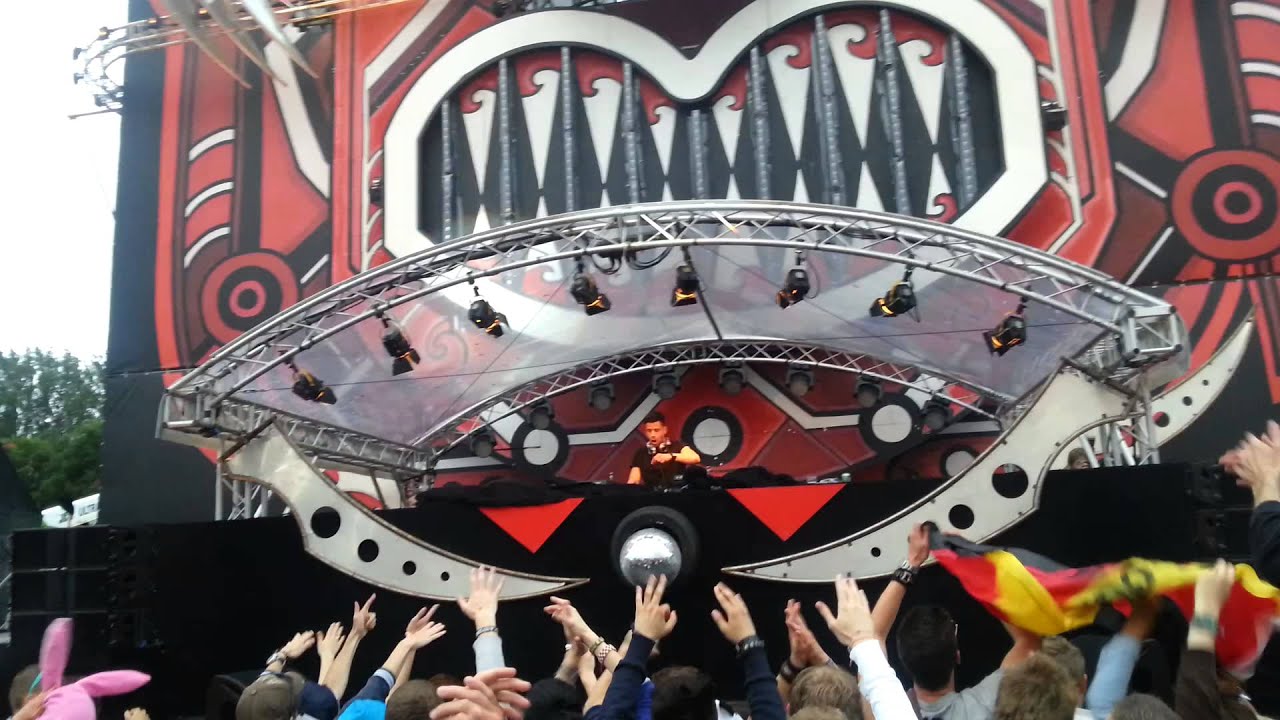 Dj Adaro playing Answers at Defqon.1 2013 - YouTube