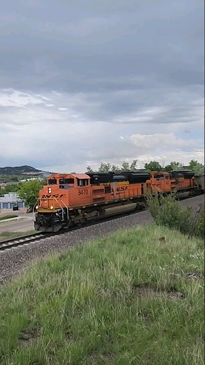 SD70ACe Duo Pulls an Empty Coal train - YouTube