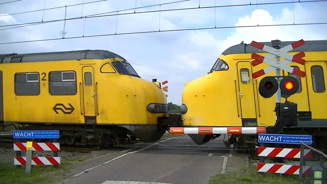 Spoorwegovergang Wouw // Dutch railroad crossing - YouTube