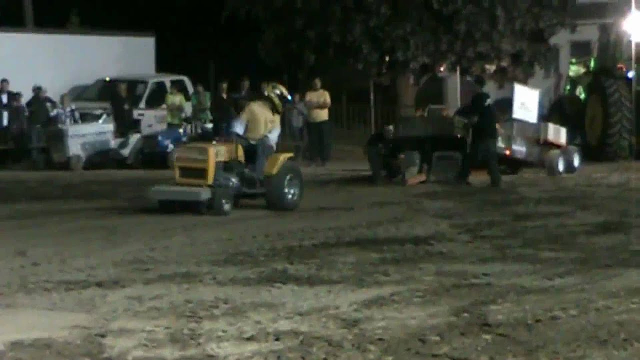 tracteur pelouse Nicolas Cyr suzuki 1.3 pilote Hugo part-3 - YouTube