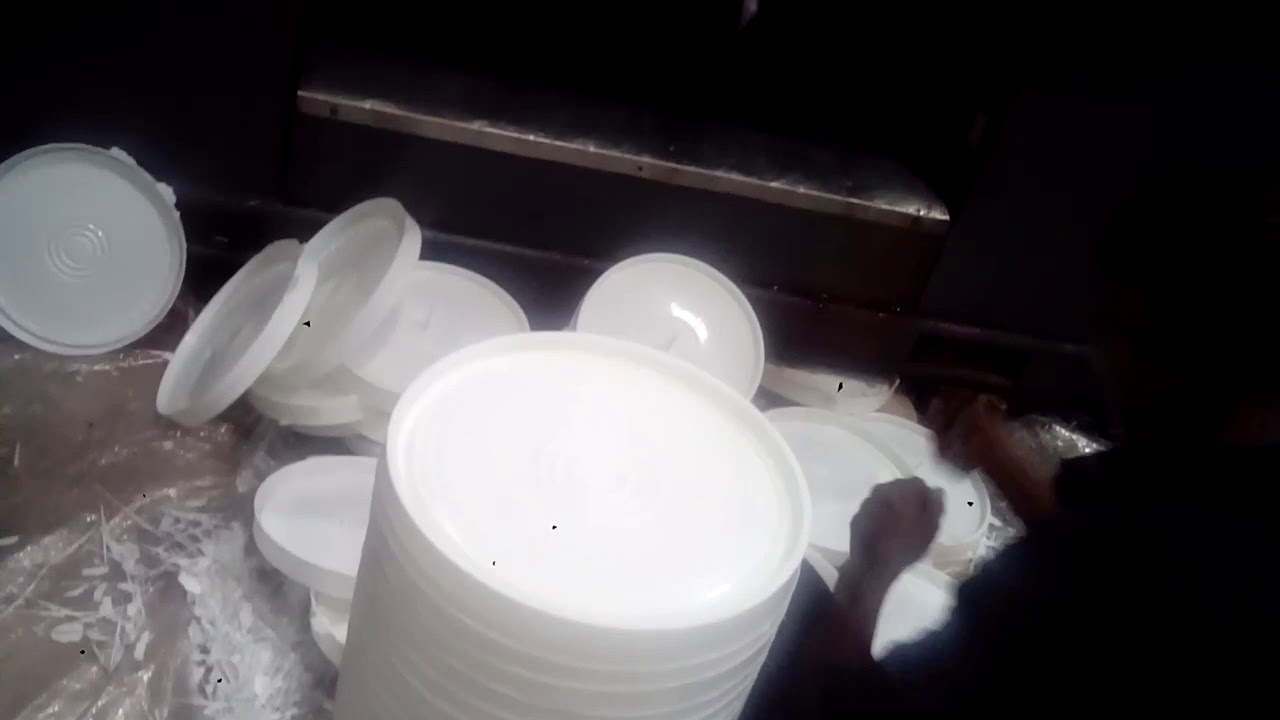 Machine jinsi mifuniko ya ndoo inavotengezwa - YouTube