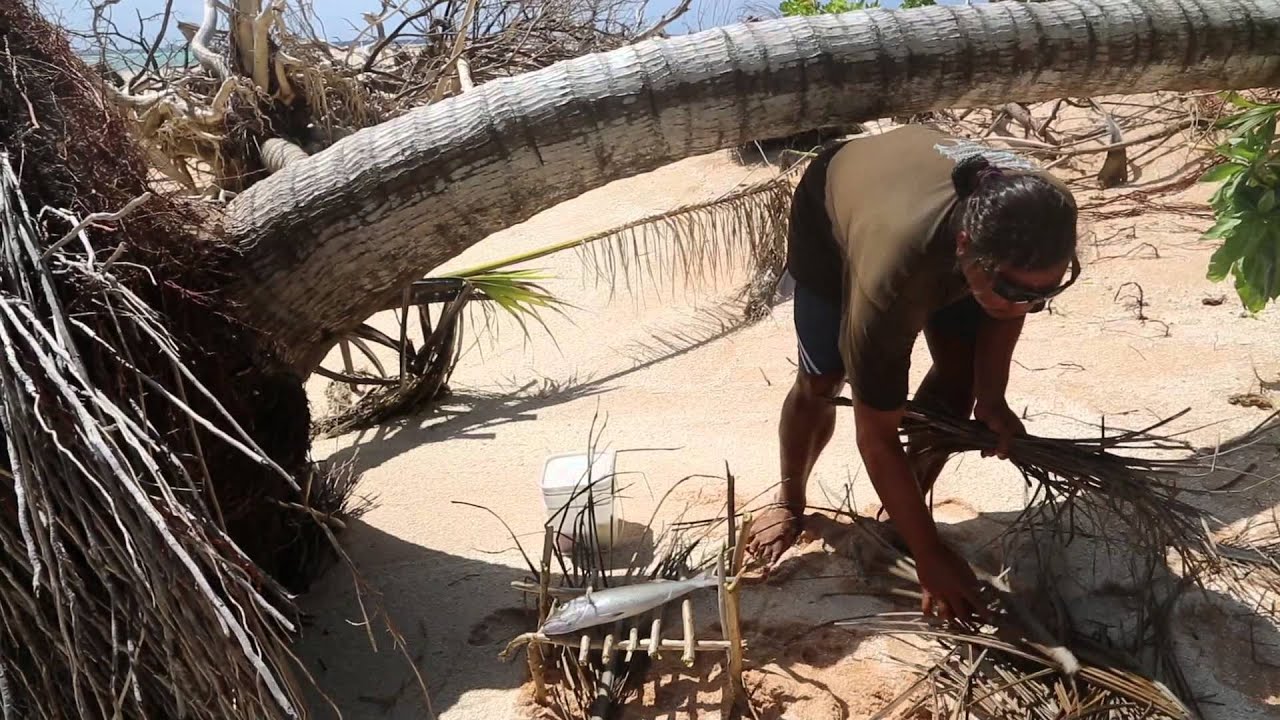 Tuvalu Funafuti conservation Préparation d'un poisson sur une île ...