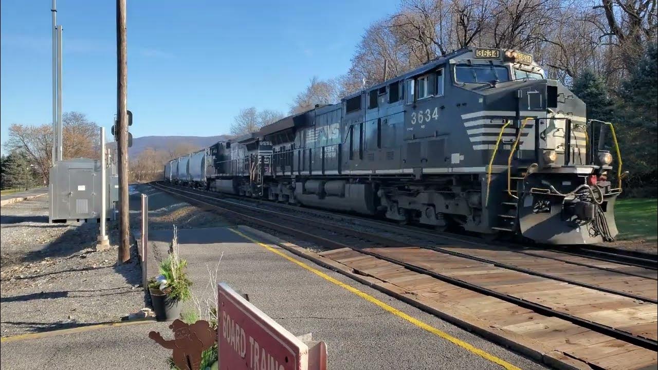 Norfolk Southern #3634 leads a 142 car manifest at Lewistown, PA (12/15/2023) - YouTube