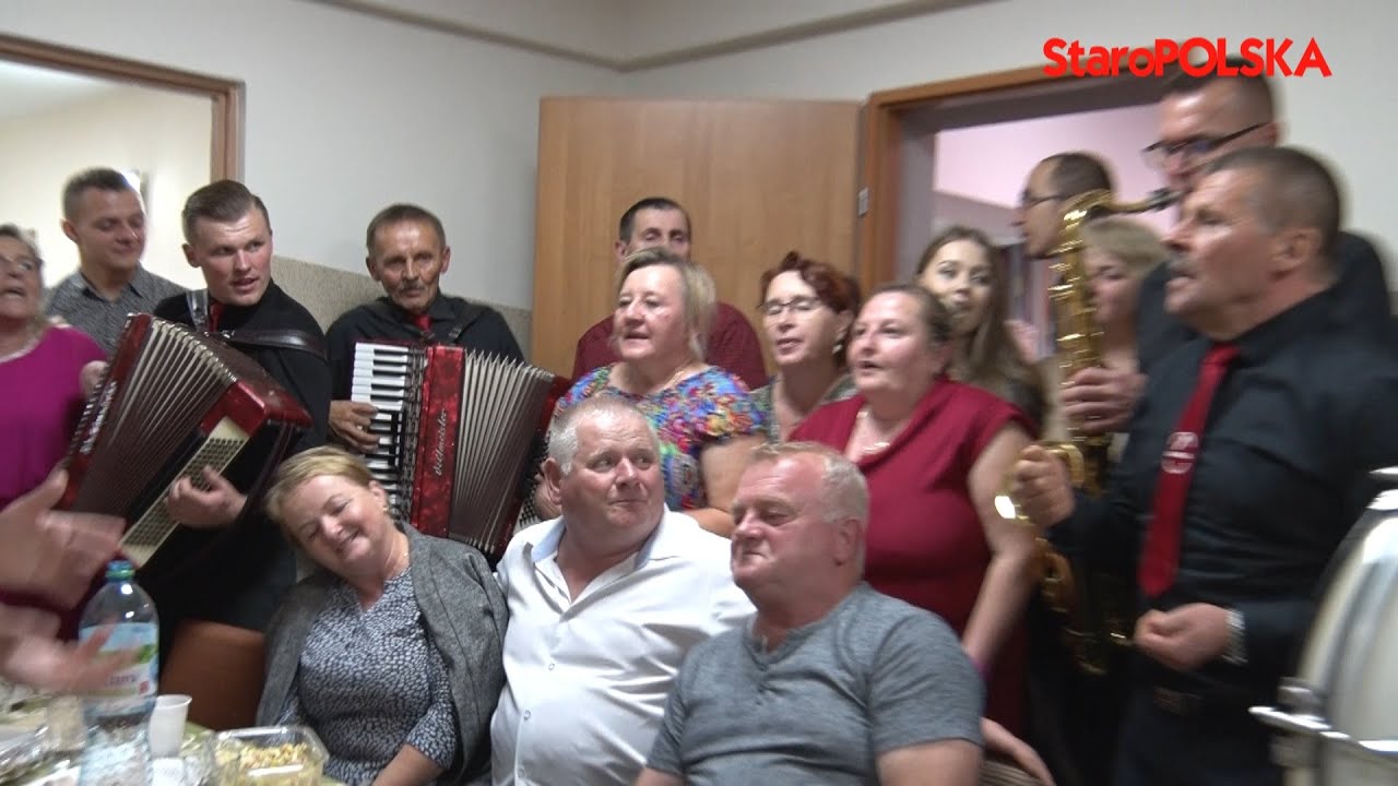 W Zwoleniu Kapela Stąporkowska znów rozkręciła śpiewy za STOŁAMI - YouTube