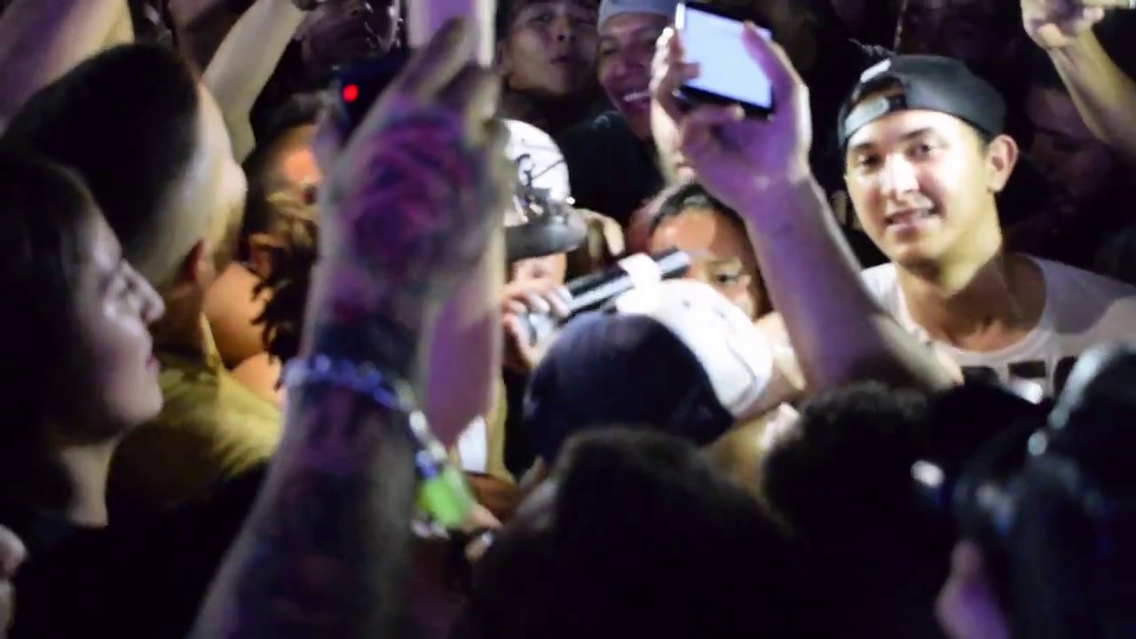 Apache - Venezuela (En vivo) cantando con el público de Medellín - YouTube