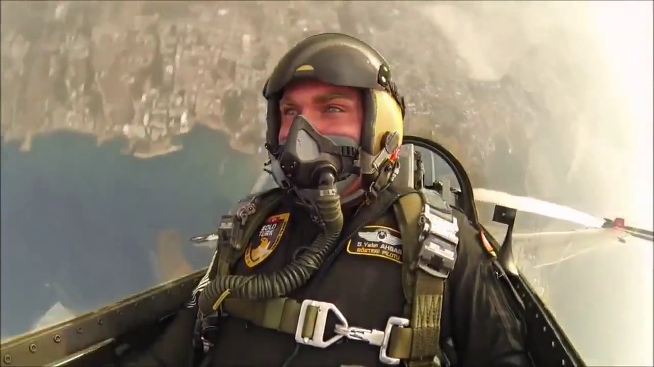 SOLO TURK PİLOTU G KUVVETİ İLE DALGA GEÇİYOR! - YouTube