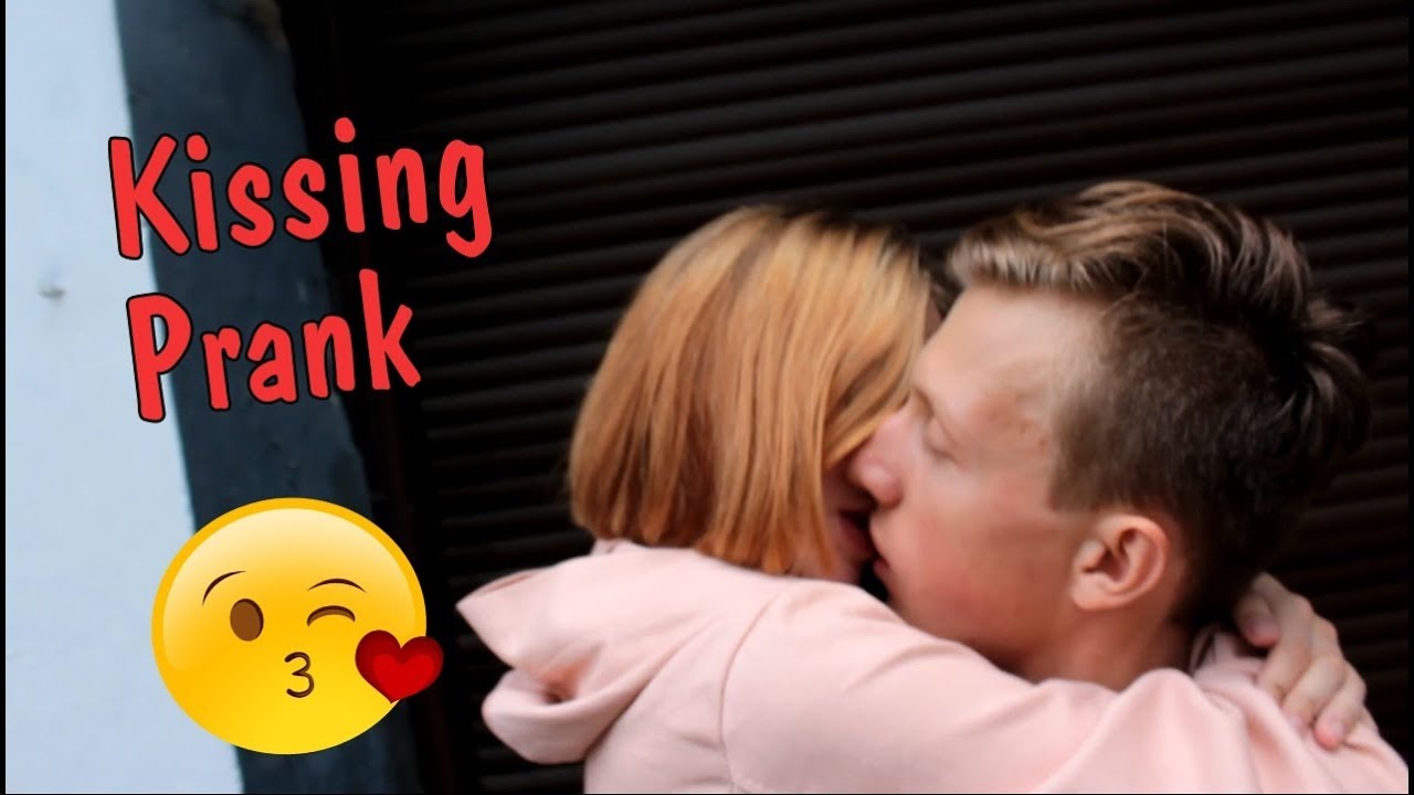 Kissing Prank РАЗВОД НА ПОЦЕЛУЙ КАК ПОЦЕЛОВАТЬ ЛЮБУЮ ДЕВУШКУ ТАНЦЫ