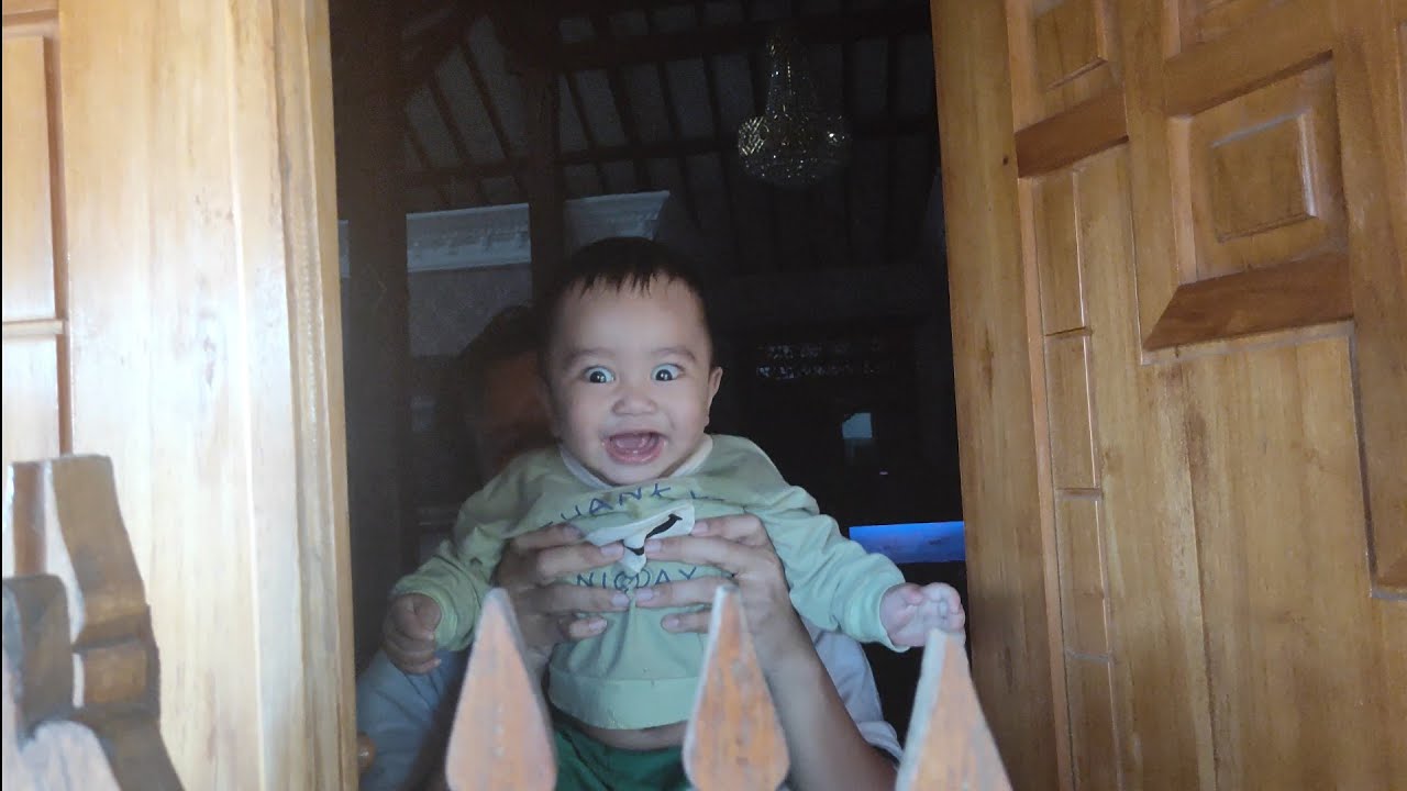 Bayi tertawa. Cute baby laughing. Hide and seek. - YouTube