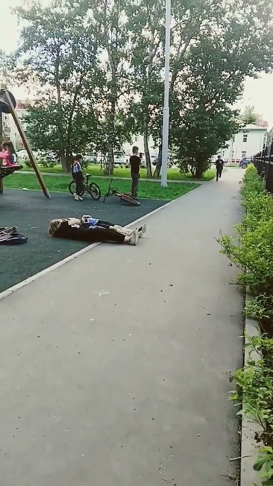 перепрыгнул сразу 3 человек на самокате Youtube