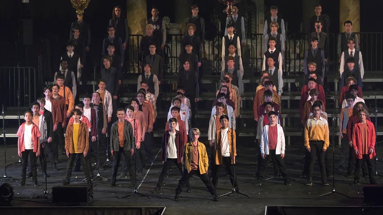 Le bruit des bottes - Les Petits Chanteurs de Laval - YouTube