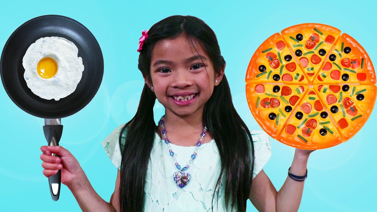 ¡Emma Pretend Play Hace Comida con GIGANTES JUGUETES de cocina y camión ...