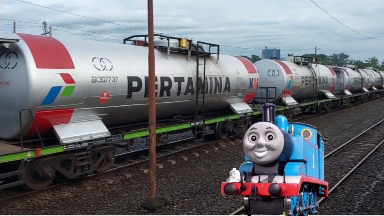 Melihat Kereta Api Pertamina Bawa Minyak | di Stasiun Malang Kotalama ...