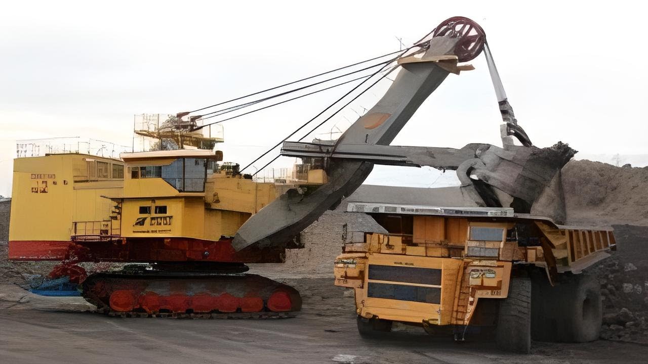 🚨 Excavator EMCO mining coal Excavator EMCO Loading Biggest Truck Belaz ...