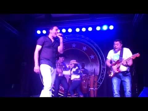 Menina de 11 anos dançando country com seu irmão