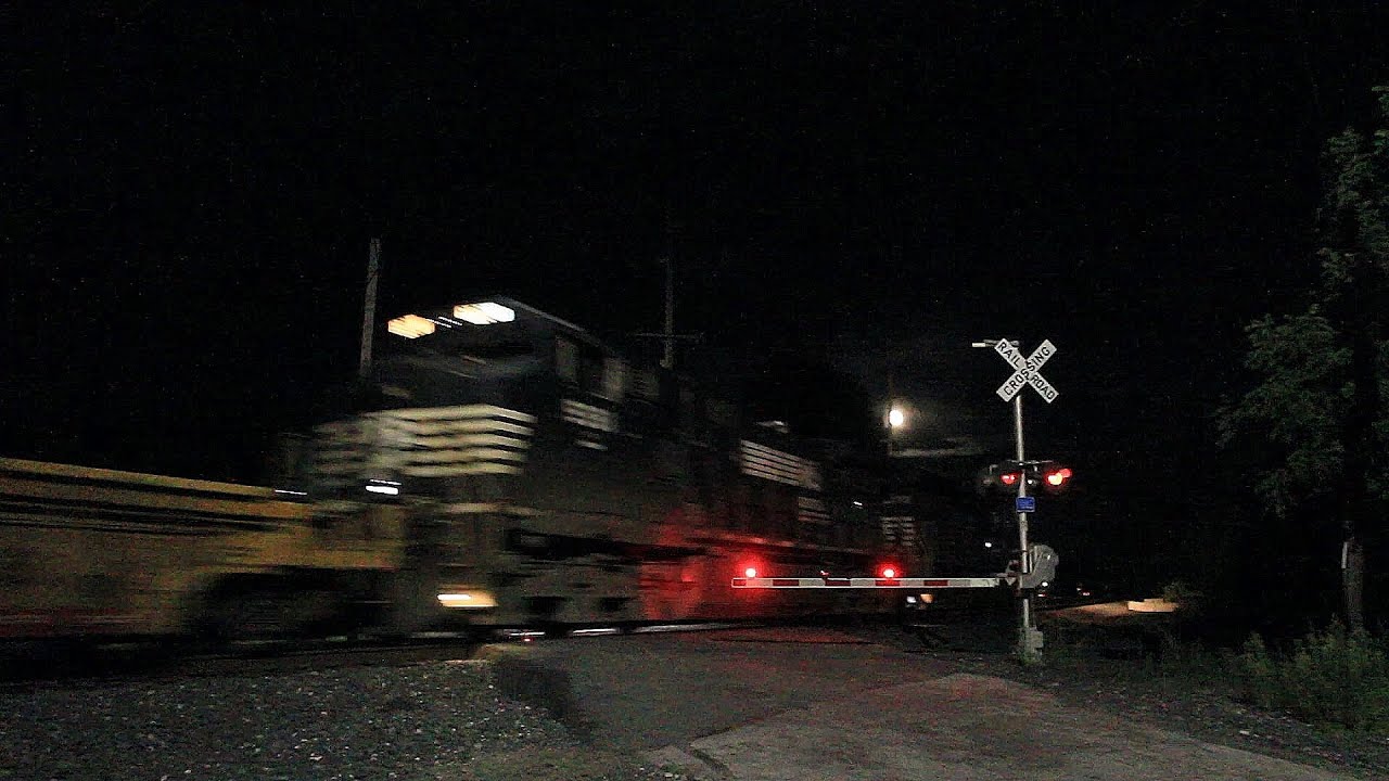 NS ES44AC #8172 & C44-9W #9381 lead an EB Intermodal @ Millbury | 8/6/20 | - YouTube
