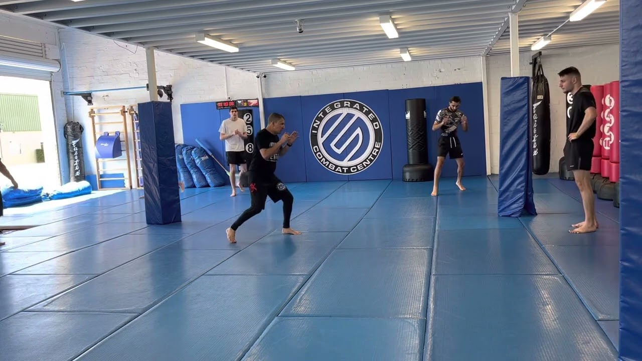 kick boxing Beginner Basic stepping - including v step and pendulum ...