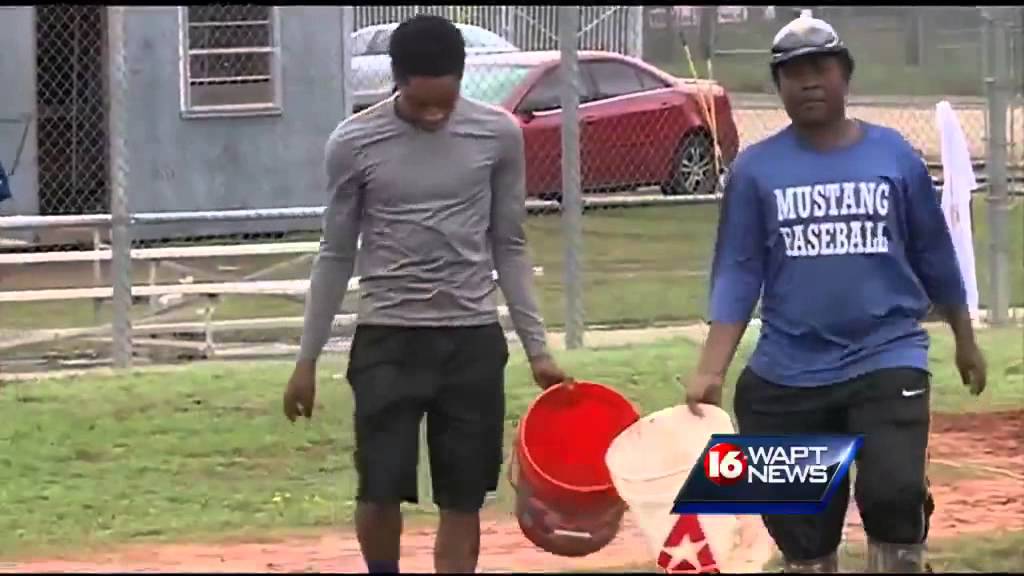 Players work on flooded baseball field - YouTube