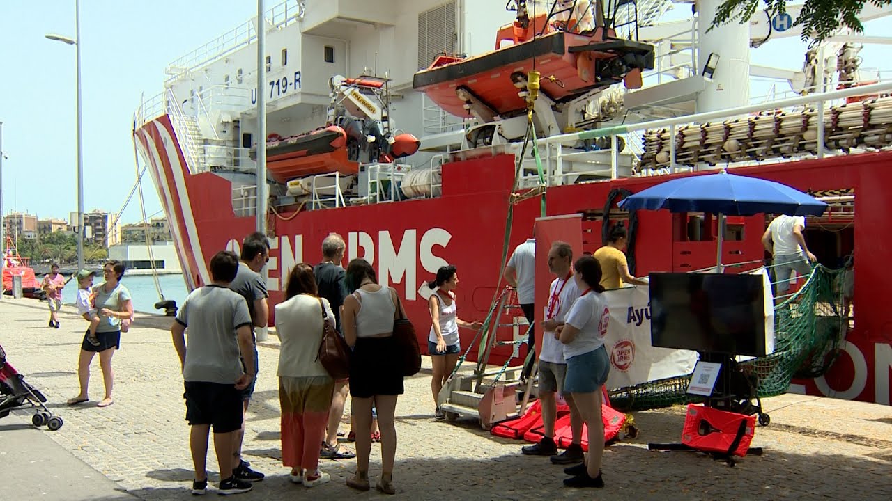 Open Arms muestra al público uno de sus barcos de rescate - YouTube
