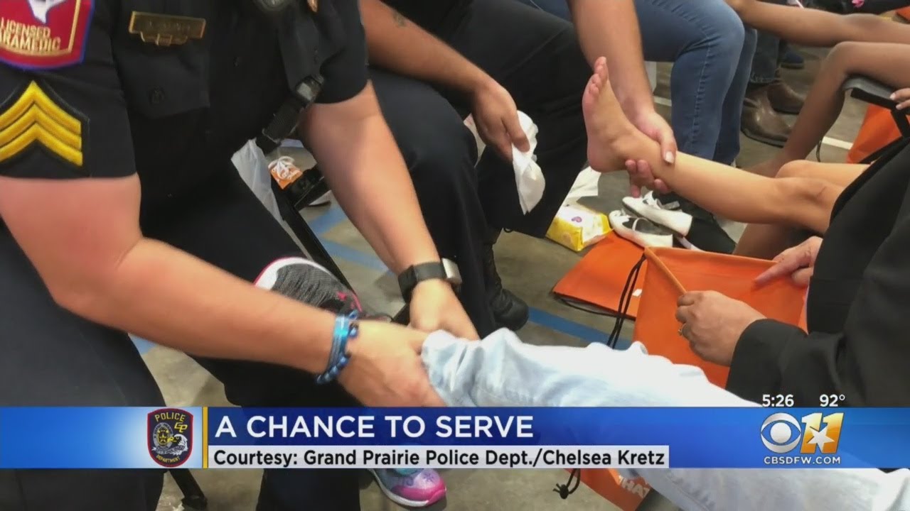Grand Prairie Police Give Elementary School Kids New Shoes And Socks ...