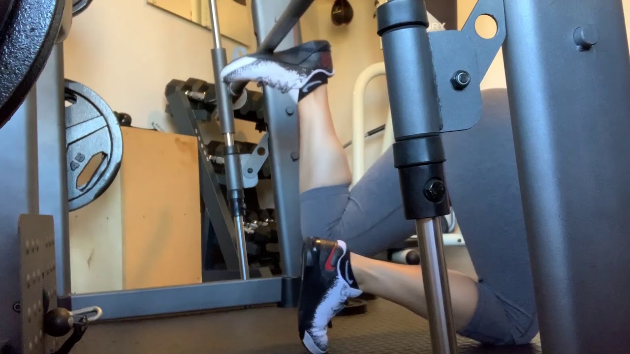 Smith Machine Kickback - YouTube