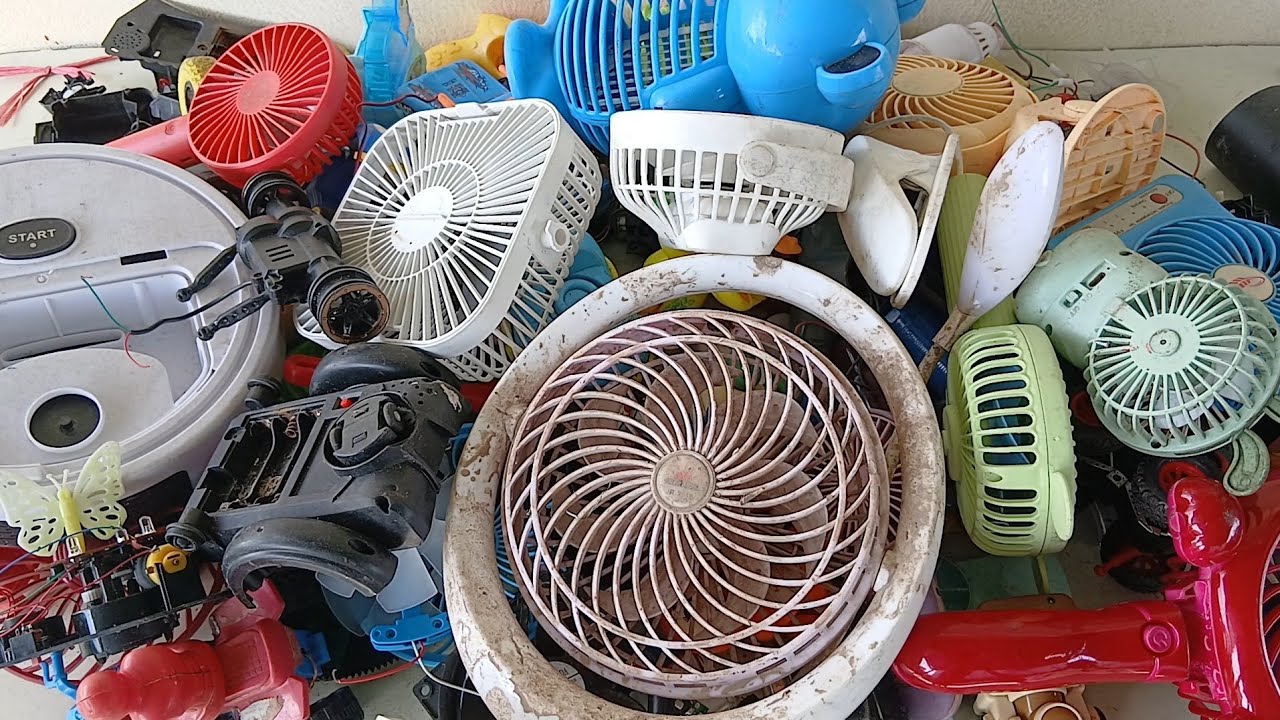 Discover a series of old broken mini fans in a pile of toys | Which ...