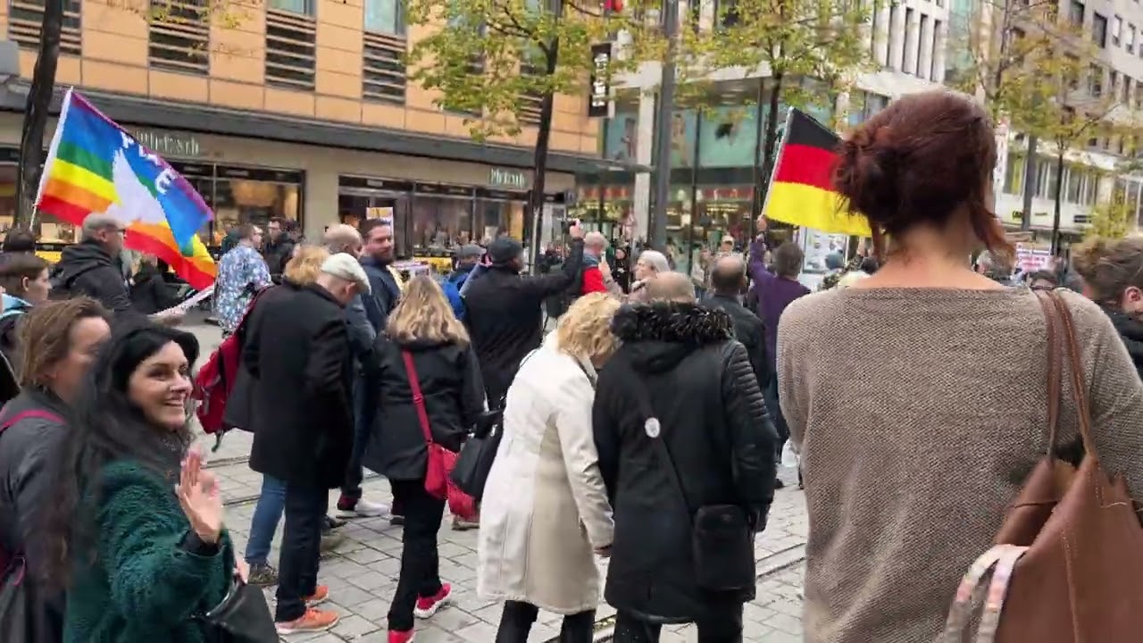 Demo Mannheim, Spaziergang Paradeplatz Wasserturm mit Trommeln, 15.10. ...