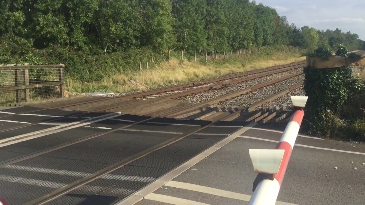 Pirton Level Crossing (Worcestershire) Saturday 01.09.2018 - YouTube
