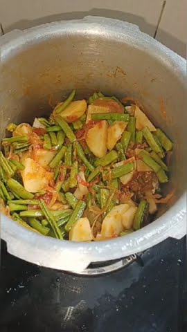 Matki ki phalli Aalu ka chakna # Hamari chullekosti - YouTube