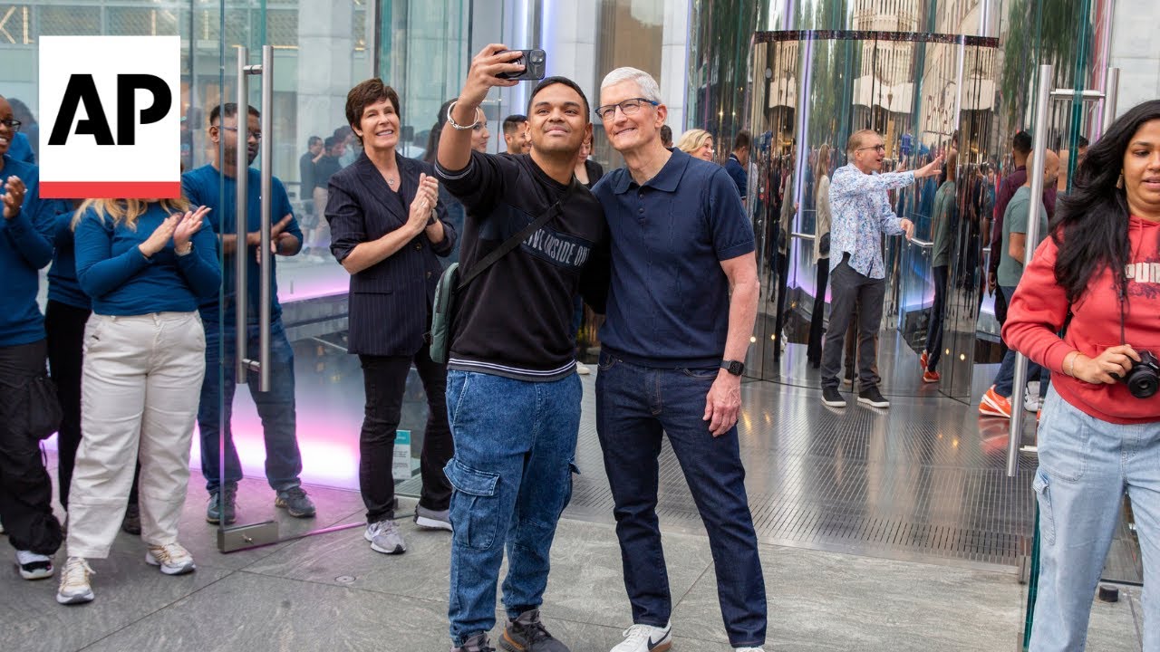 Tim Cook greets customers buying new iPhone 16 in NYC - YouTube